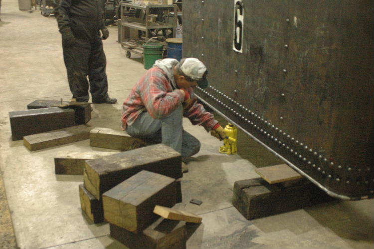 09 Jacking tank off blocks